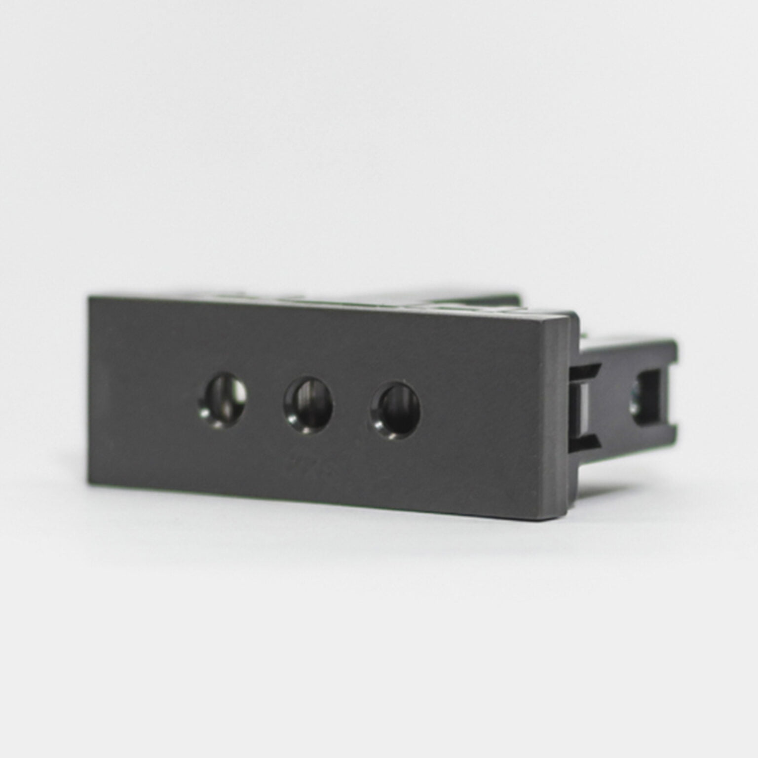 TOMA 3 EN LÍNEA BIPOLAR L/T 10A 250V GRIS CON PROTECCION (1 MÓDULO ...
